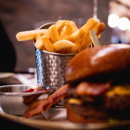 HC Tavern + 1933 Lounge by St. Elmo | Indianapolis Airport Authority